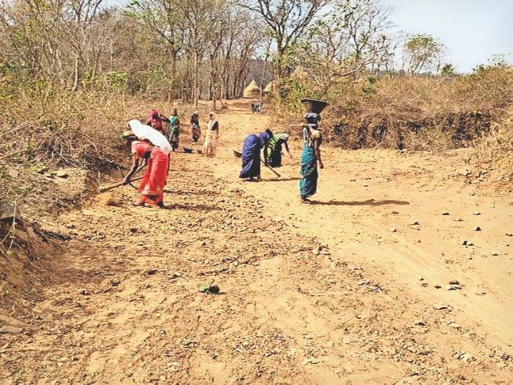 In Dhobari, the villagers built a road with Shramdan | श्रमदान कर सड़क ...