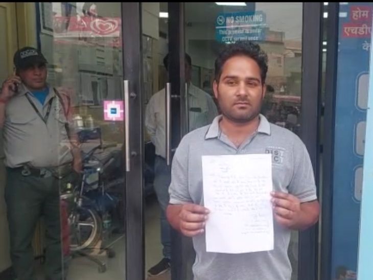 ATM machine gave 3000 rupees in advance to the young man, went to the ...