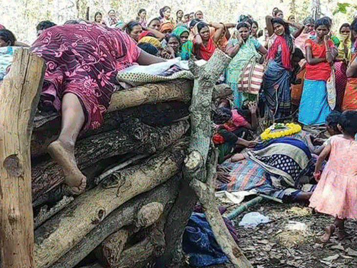 The wife slept on the funeral pyre decorated for the martyr husband ...