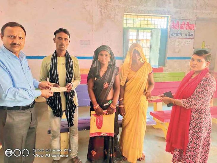 Tehsildar handed over 15 thousand rupees to the fire victims | कलेक्टर ...