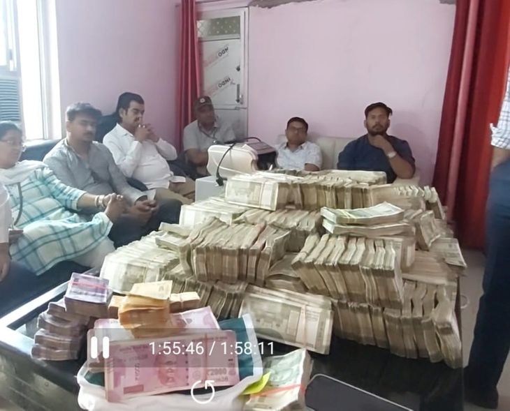 96 grams of gold and 2 crore 8 lakh cash found during police checking ...