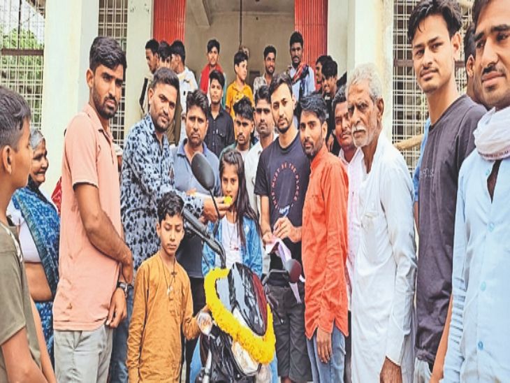 Dev Mitra Mandal distributed prizes to the winners, handed over bikes ...