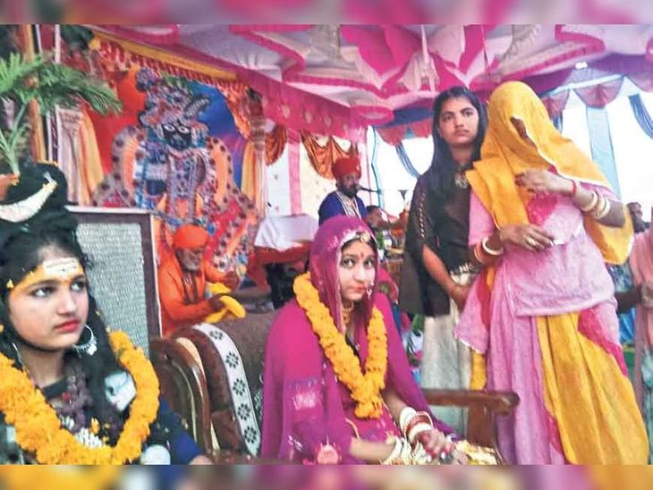 Devotees dance on bhajans listening to the context of Shiva-Parvati ...