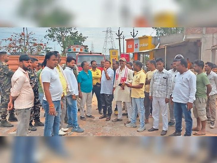Shaheed Khaira Manjhi door damaged due to vehicle collision, road ...