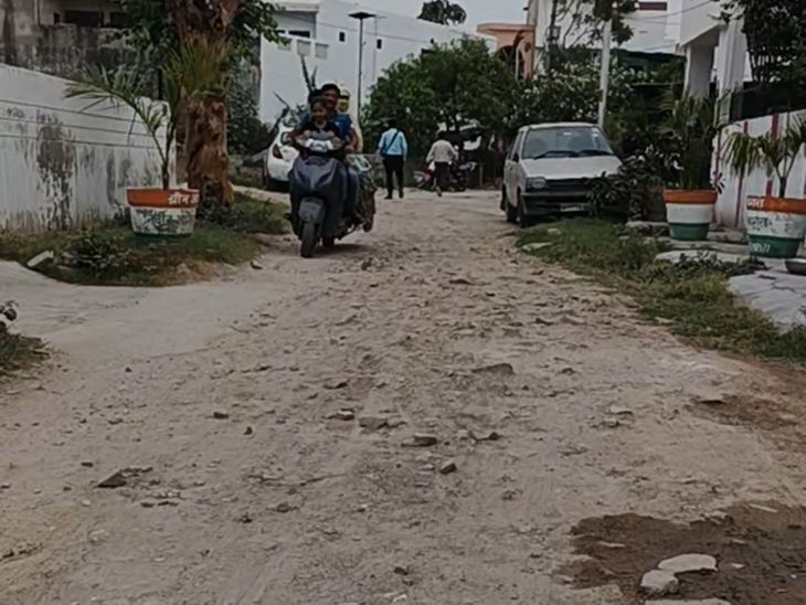 Work not yet completed in Agra, people pass through bumpy road | महापौर ने सड़क का किया 2 साल ...