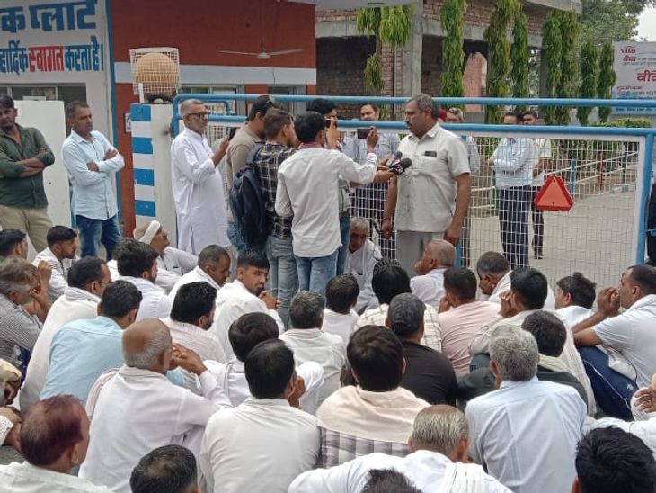 Jind Vita Milk Plant Lock, Milk committee Director, payment dispute. Sitting on dharna. | जींद ...