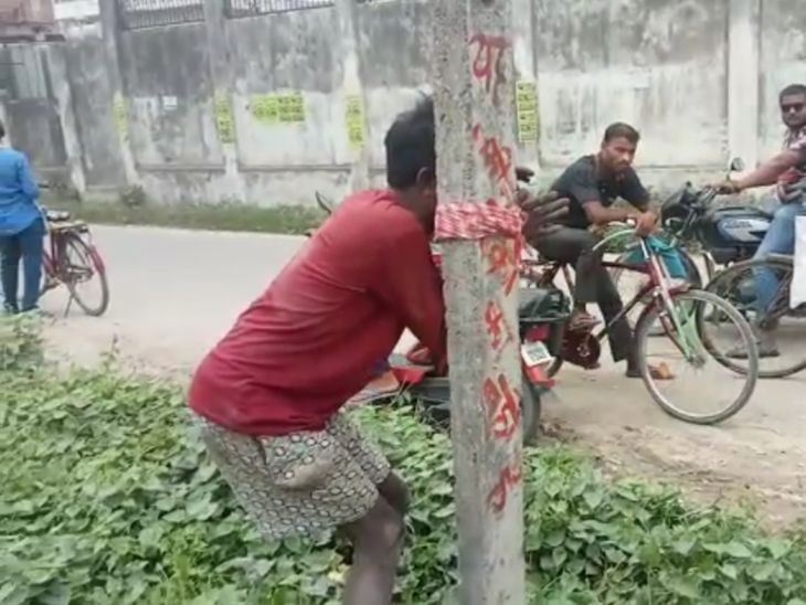 Caught by the mob on charges of theft, first tied to a pole and beaten ...