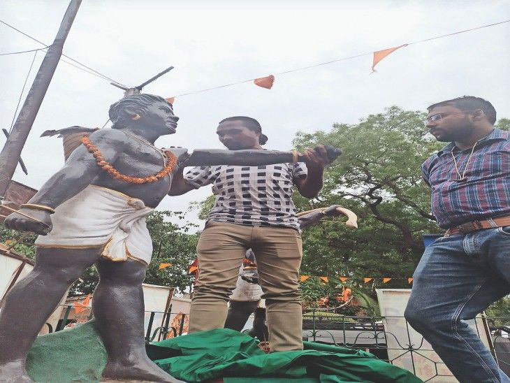 Damaged statue of Sido Kanhu will be replaced at Musabani bus stand ...