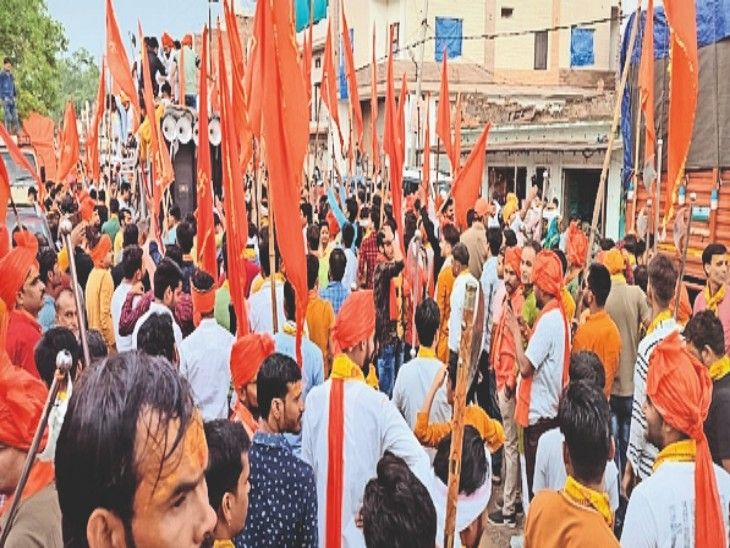Lord Parshuram's grand walking ceremony in Kailaras | लोगों ने की पुष्प ...