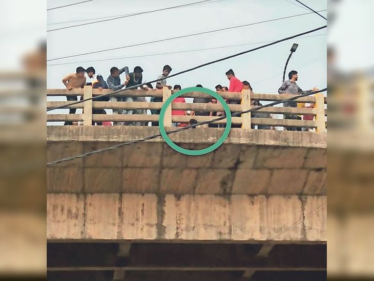 Bike rider's head stuck in railing of over bridge, condition critical ...