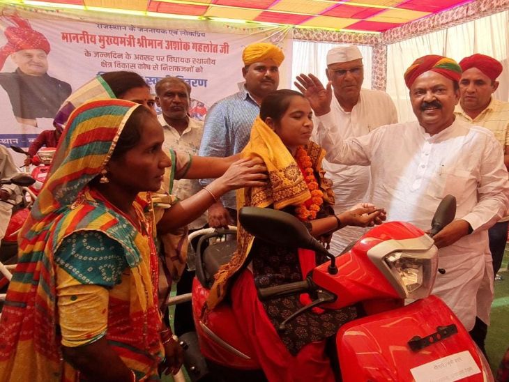 MLA Ruparam Dhandev celebrated birthday by cutting cake and ...