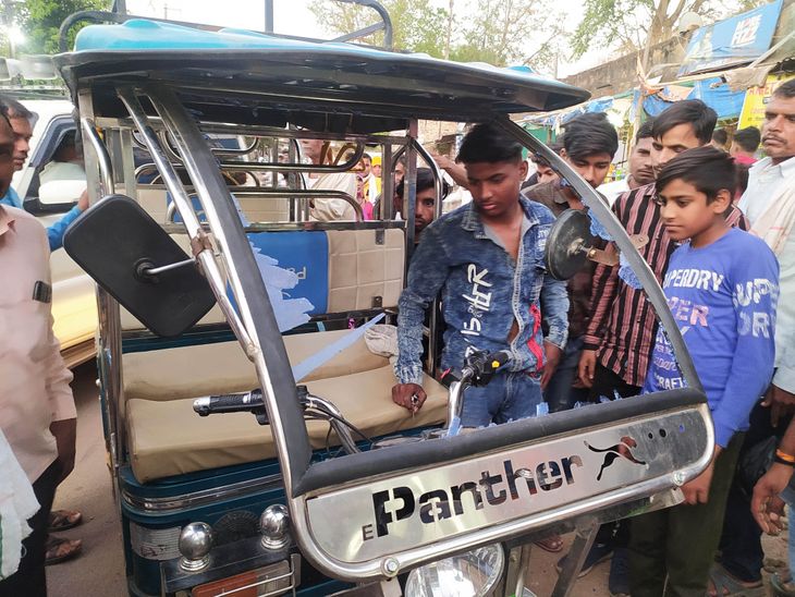 Two girls sitting in the rickshaw were buried, minor injuries occurred ...