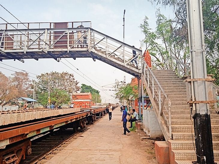 The footbridge built in Raghunathpur became dilapidated, passengers ...