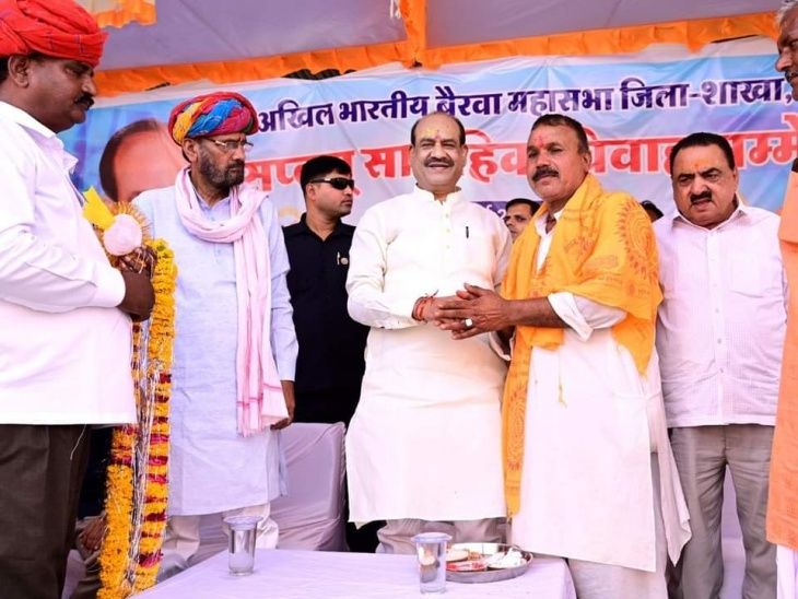 53 couples got married, Om Birla blessed the newlyweds | सामूहिक विवाह ...