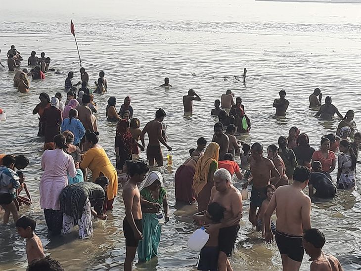 Crowd gathered to bathe in Ganga in Anupshahar, offering prayers in ...