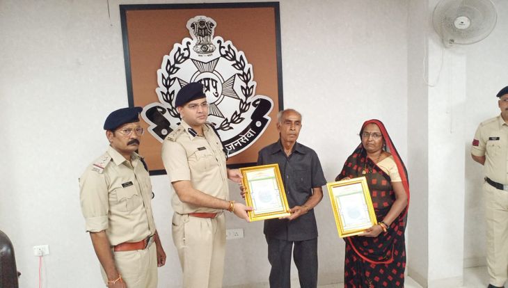 Police honored Karibai and Divyang Bhanwar Singh for rescuing a minor ...