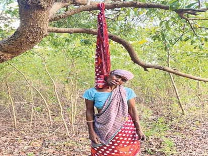 In Musabani old woman committed suicide by making a sari noose | पुलिस ...