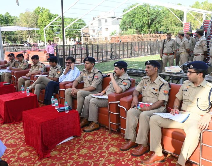 DM and SSP have a meeting with the force in Bareilly, the stage will be surrounded by special ...