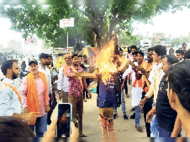 Outrage in Hinduist organizations, effigy of chief minister burnt ...