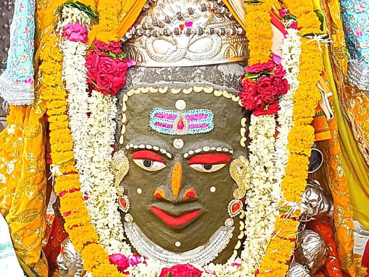 Divine adornment of Lord Mahakal wearing Tripund on his head | रविवार ...