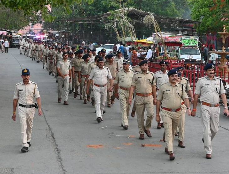 Rewa Police foot march: 150 jawans including DIG, SP went out on patrol | रीवा पुलिस का पैदल ...