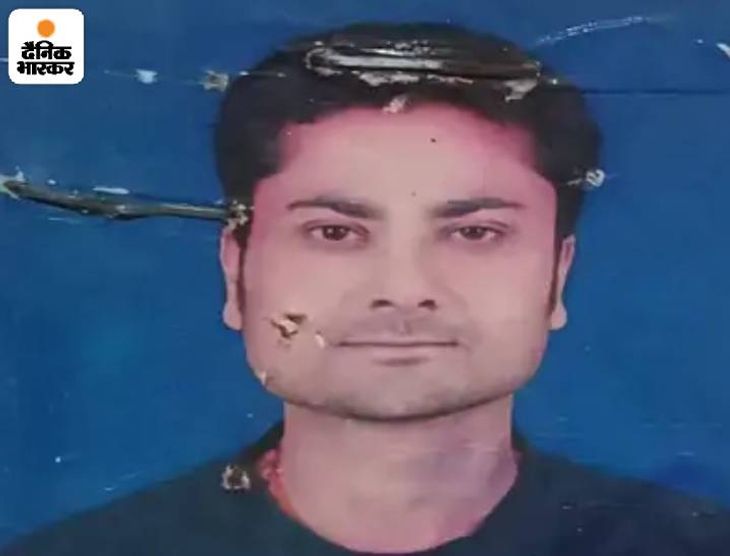 The body was hanging in the noose for many days, when it smelled of rot ...