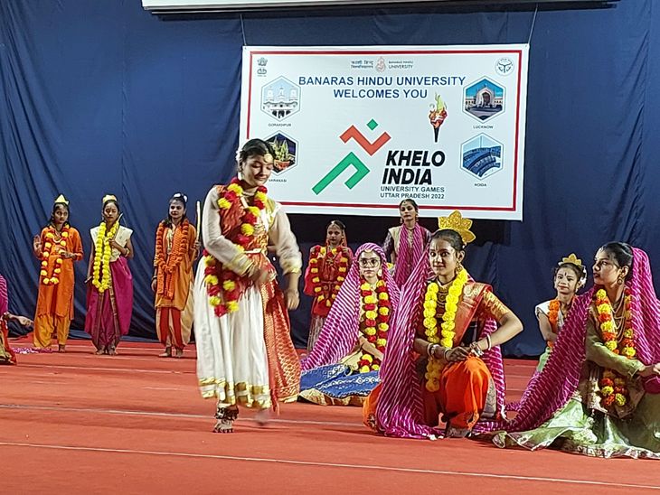 DM showed green signal, girls presented cultural program | वाराणसी में ...