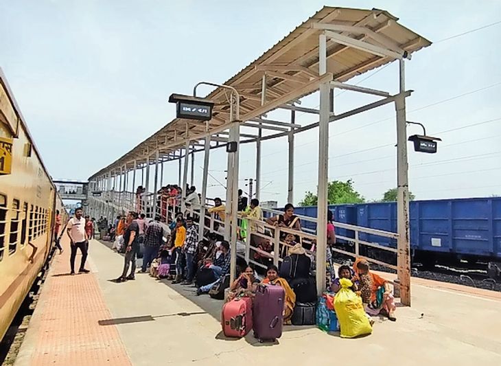 The picture of both is different… water splashes in the main station ...