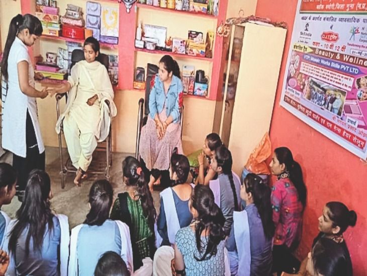 Class 10th and 12th girl students are taking 20 days training of beauty ...