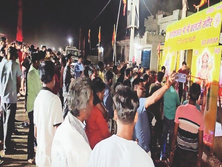 People read Hanuman Chalisa in Bharno temple premises | सामूहिक हनुमान ...