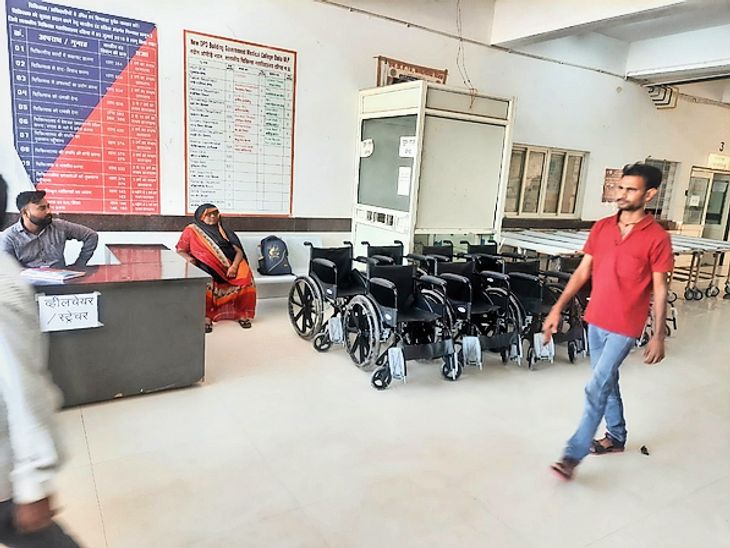 Now stretchers are kept at the gate, staff also deployed | मरीजों को ...