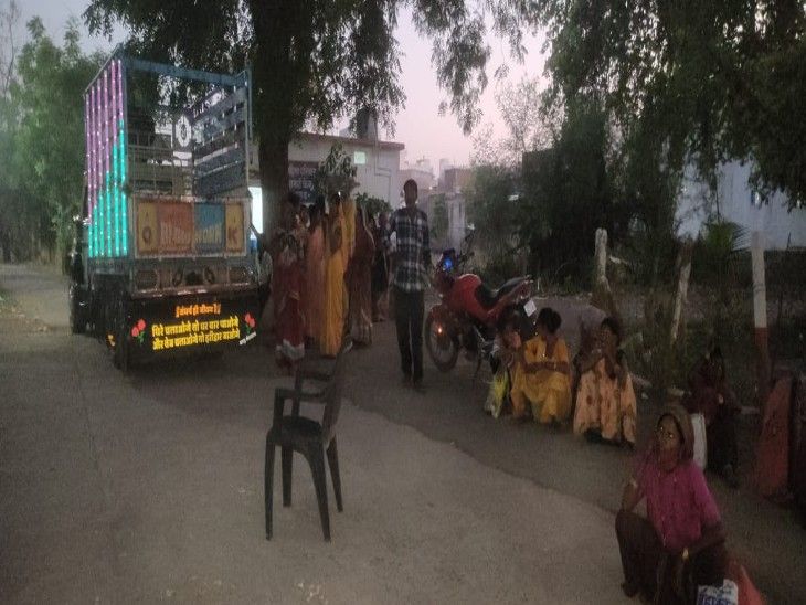 60 laborers were in the pickup | चालान बनाया: पिकअप में सवार थे 60 ...