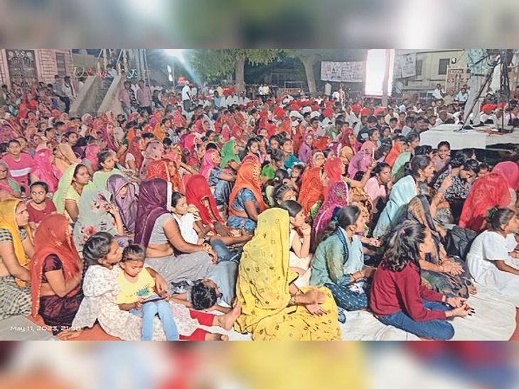 One evening in the name of Gulab Das Maharaj, the artists gave a ...