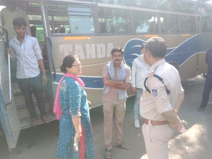 Seat replaced by emergency window, driver-conductor without uniform ...