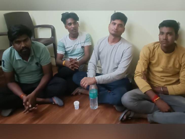 There was a reward of Rs 10,000 on the accused absconding from Damoh ...
