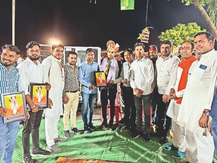 Dhakad society is presenting the picture of the presiding deity to the ...