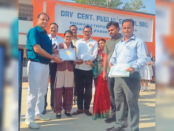 10th and 12th toppers honored in Bhavnathpur DAV