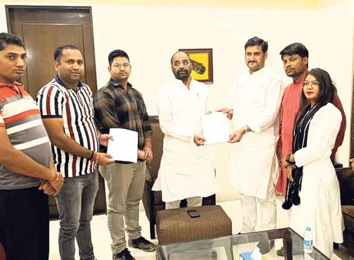 Demand for reservation, submitted memorandum | आरक्षण की मांग, दिया ...