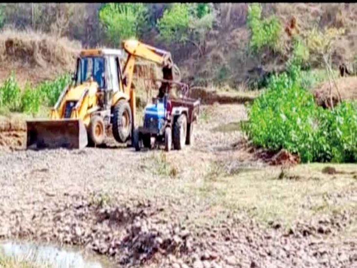 Muram being removed from Ludaya Nala by JCB in the day itself | माफिया ...