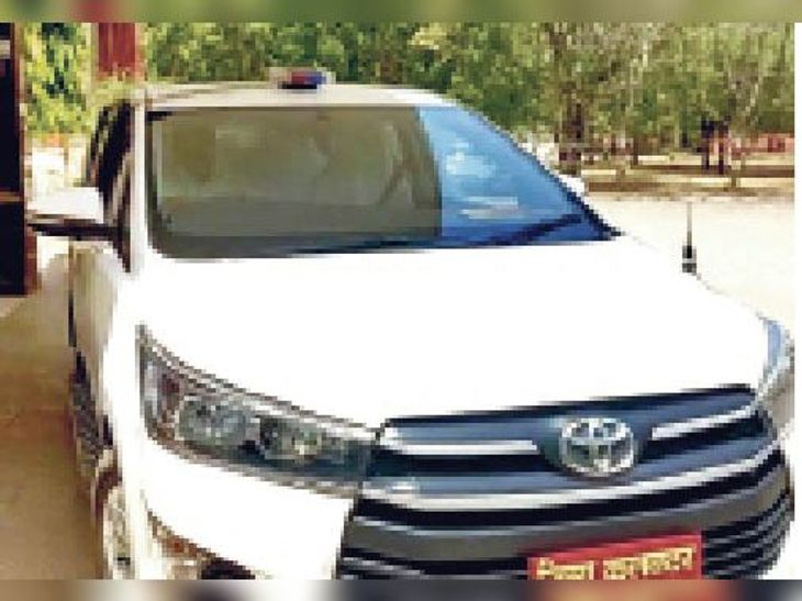 The team came to attach the collector's car, the driver took the car in ...