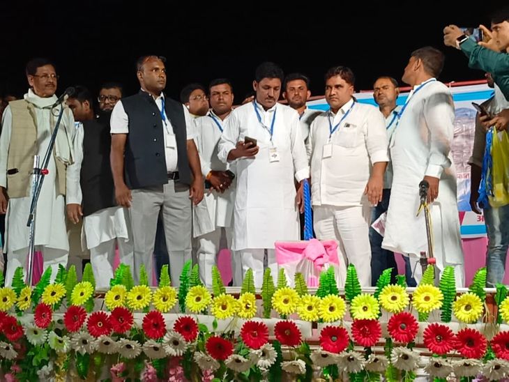 The whole night was spent in the tunes and Kalam of the poets, famous ...