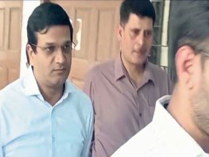 As soon as Chhavi Ranjan reached jail, Prem Prakash entered the cell with his face covered ...