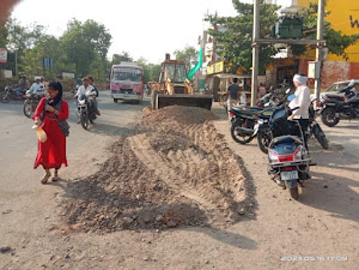 To improve the excellent road, the road was buried in soil up to five ...