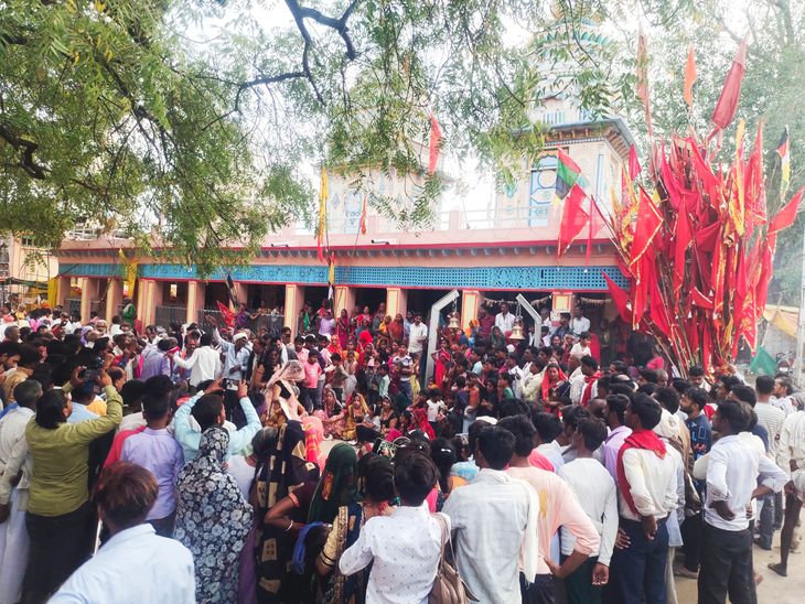 Bundeli Rai dance in the temple, devotees asking for vows, no ...