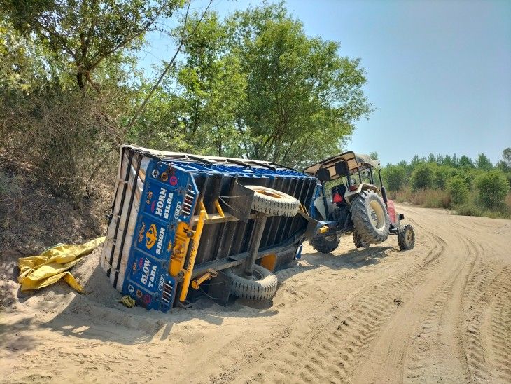 sand overloaded trolley overturned | हादसा: रेत से भरी ओवरलोड ट्रॉली ...