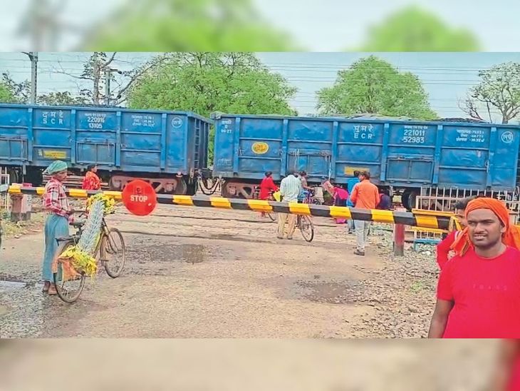 Trees fallen near Sonua railway gate due to storm, Sonua-Goilkera road ...