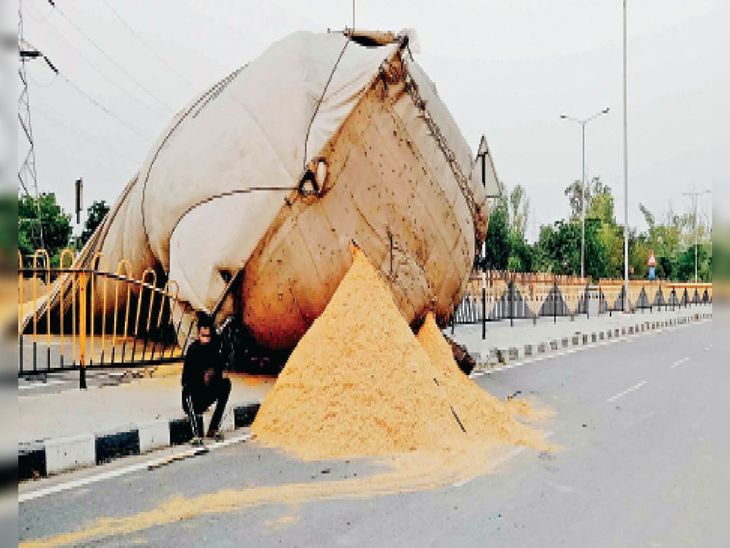 Overloaded tractor-trolley overturned on the highway, no loss of life ...