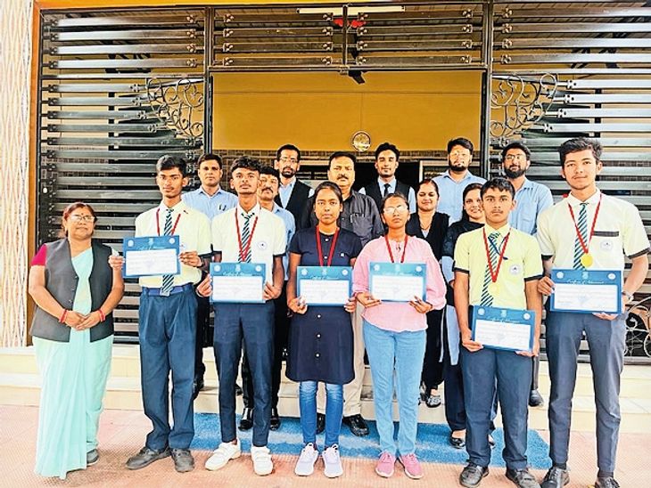 Institute felicitated topper students | सीबीएसई रिजल्ट: संस्थान ने टॉपर ...