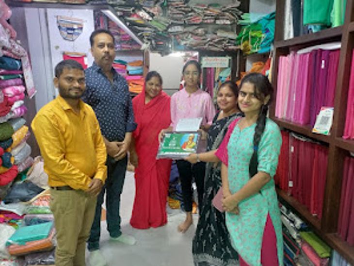 Honored by reaching the toppers' house | स्कॉलरशिप की घोषणा: टॉपर्स के ...