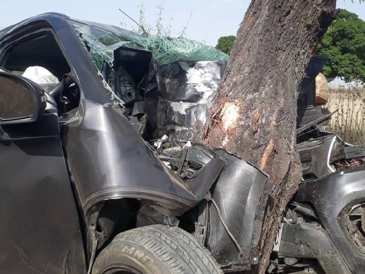 Car collided with acacia tree at 80 speed in Rewa, husband and wife died on the spot, 3 serious ...